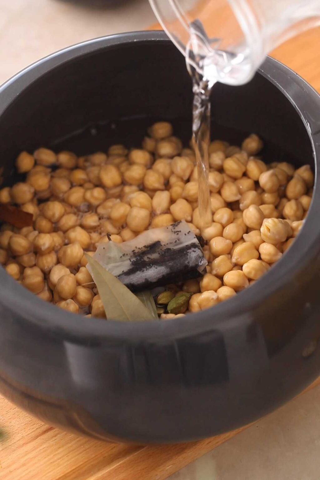 Pindi Chana (Tea flavored Chickpea Curry) - Sinfully Spicy